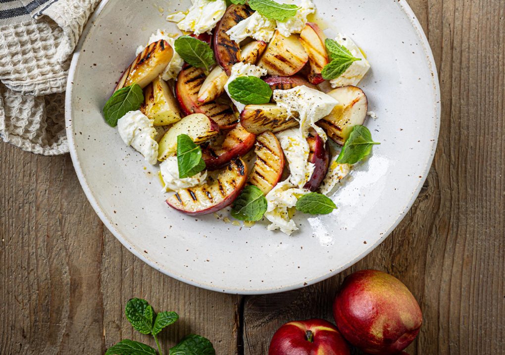 Grillad nektarin med mozzarella och mynta - Dole SE